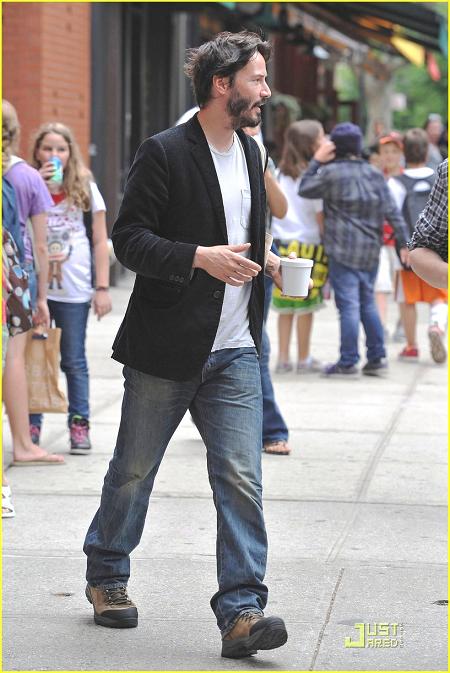KEANEWS: May 27 2010 Keanu Reeves lunches at Bar Pitti and has some ...